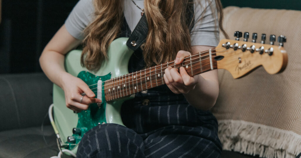 What Makes These Guitar Intros So Iconic? - Guitareo Riff